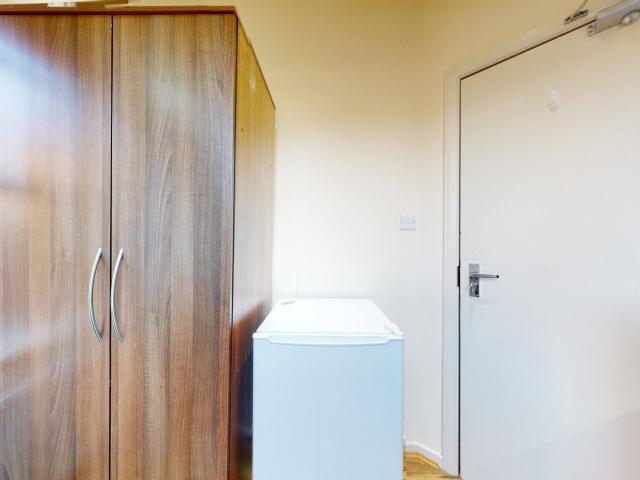Room to rent on Saint Pauls Avenue, London
