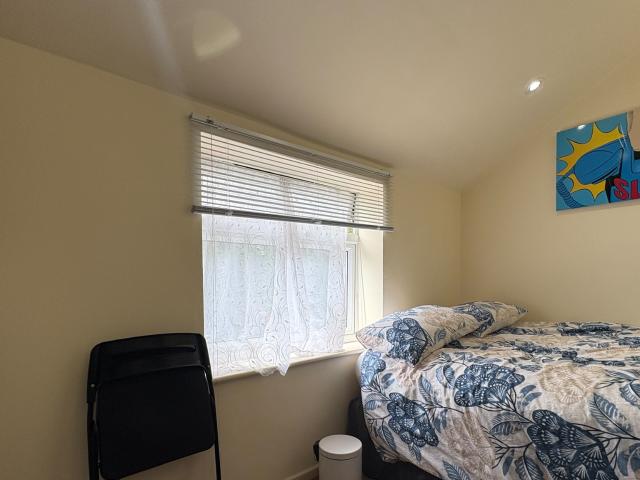 Room to rent on Saint Pauls Avenue, London