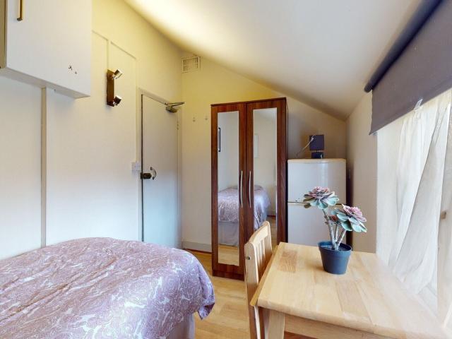Room to rent on Saint Pauls Avenue, London