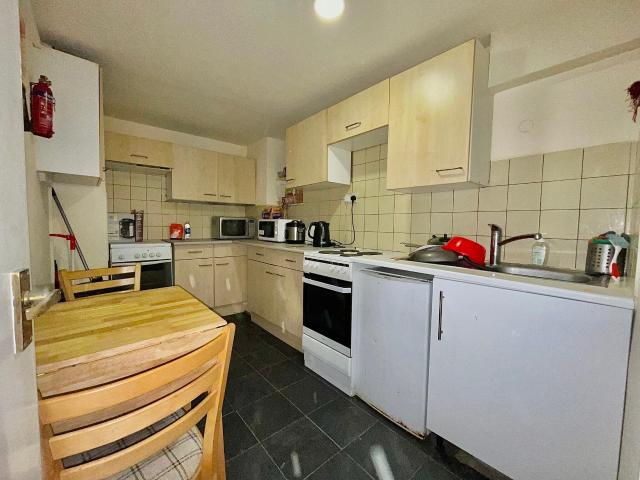 Room to rent on Saint Pauls Avenue, London