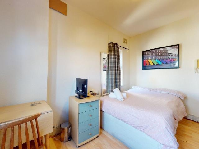 Room to rent on Saint Pauls Avenue, London