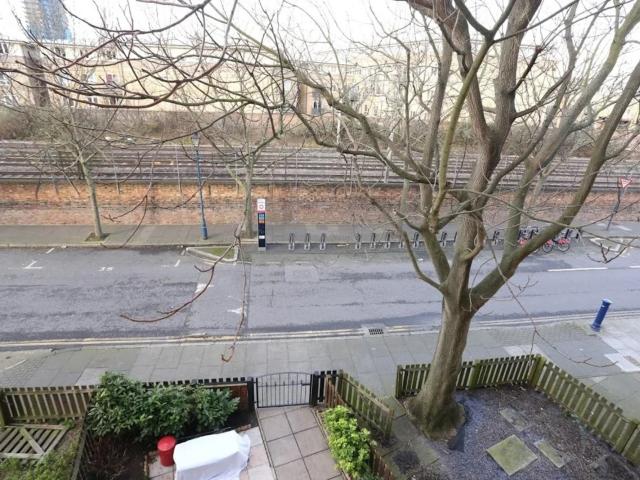 Room to rent on Sheffield Square, London