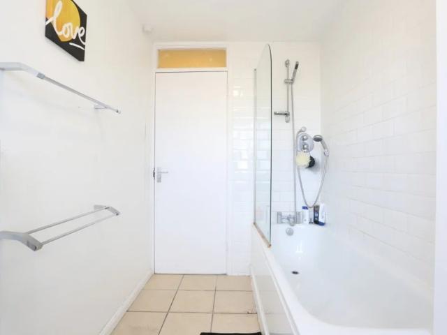 Room to rent on Sheffield Square, London