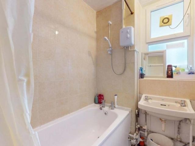 Room to rent on Poplar High Street, London