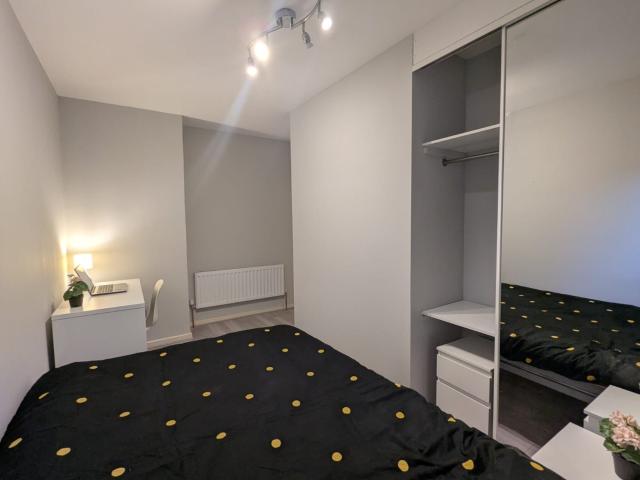 Room to rent on Portland Grove, London