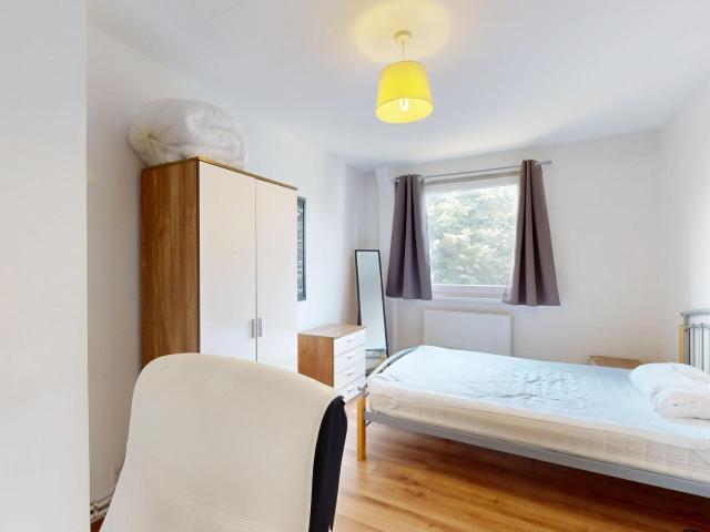 Room to rent on Pitsea Street, London
