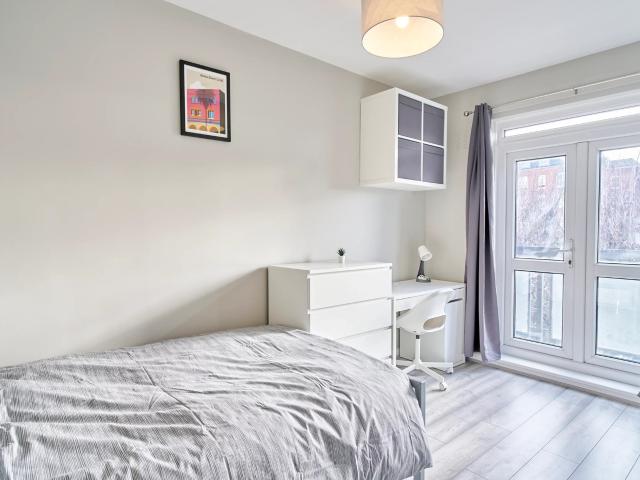 Room to rent on Whitton Walk, London