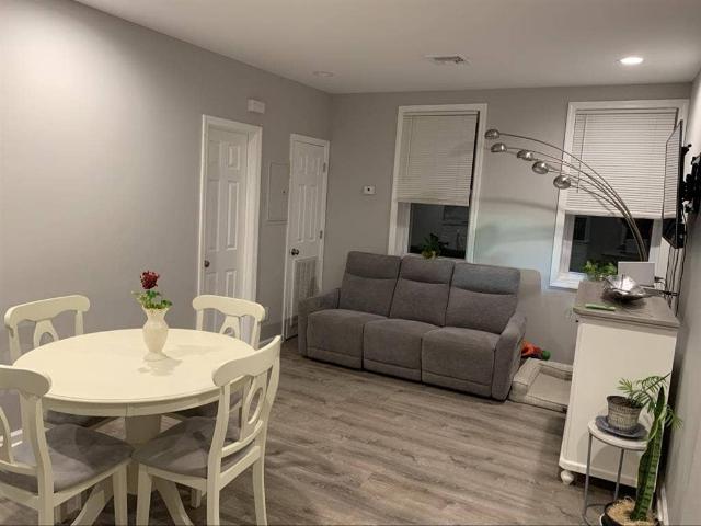 Room w/ ensuite bath Somerville