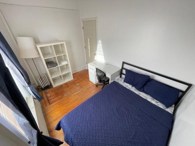 Room w/ Full Size Bed, Close to E/F/J Trains