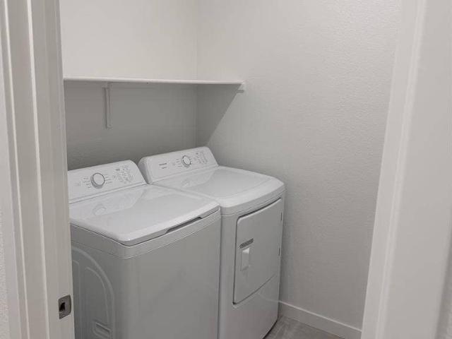 Room w Private bath, utilities incl