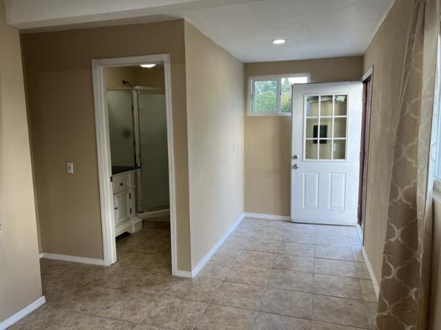 Room with Bathroom private entrance