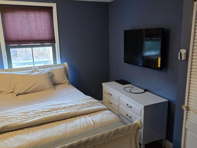 Room with shared bathroom for rent