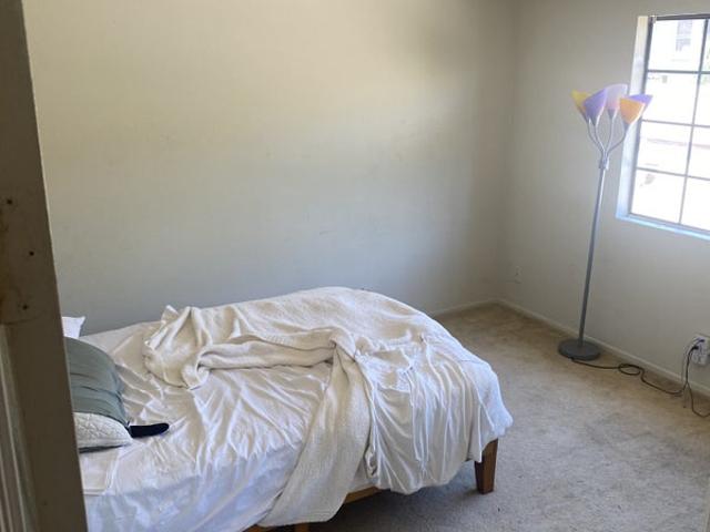 Room with Parking in Burbank. 975