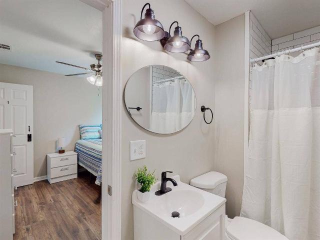 Room with private bath in Decatur