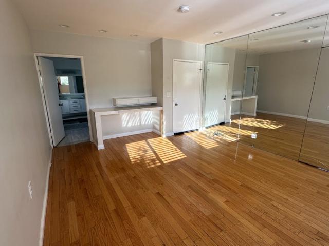 Room with private bath in quiet neighborhood