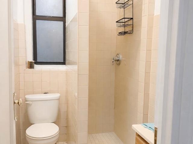 Room with Private Bathroom – Women Preferred