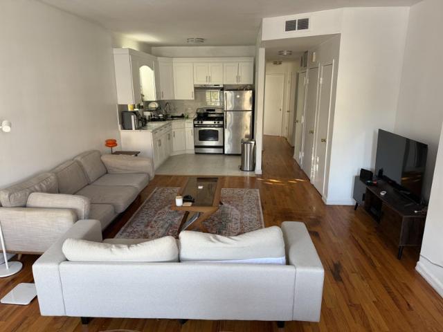 Room with Private Bathroom in 2b2b+ laundry unit