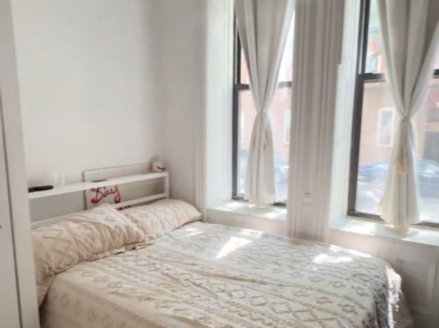 Room with private bathroom in Upper East Side