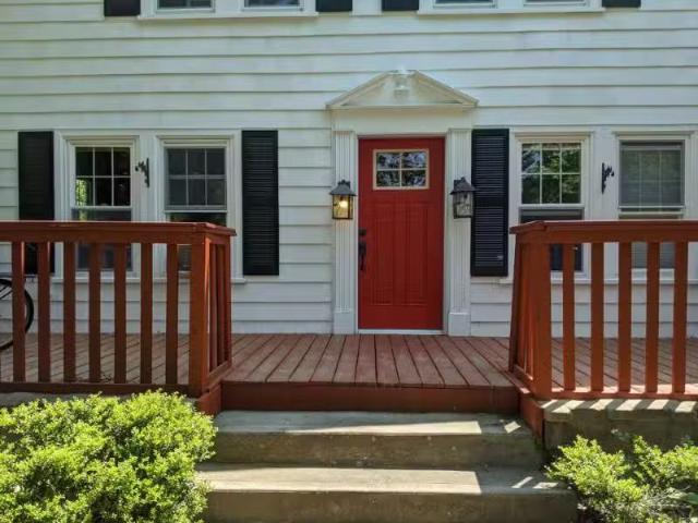 Room with Private entrance ALL utilities included 1300 Doug.