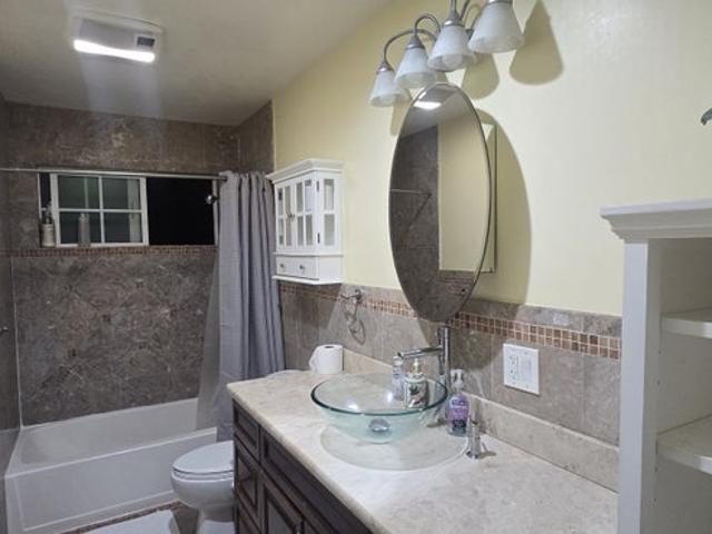 Room with utilities included available for rent