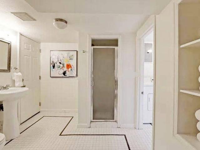 Room w/private bath in historical I