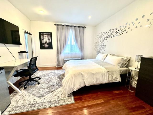 Room w/Private bath in safe, clean, spacious home