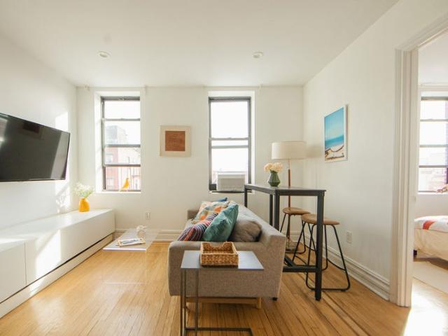 Room w/private bathroom Greenpoint