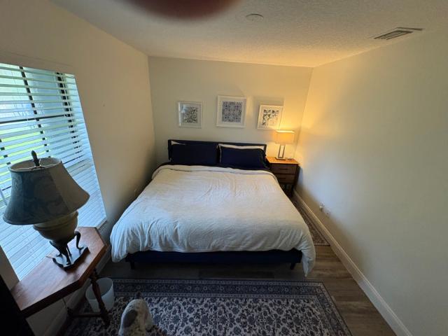 Room w/private bathroom