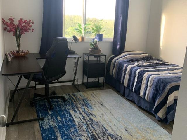Room w/private Bathroom