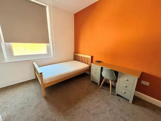 Room 14, Ormskirk Street, WA10 1BJ
