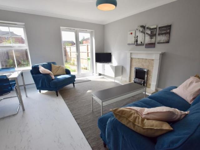 Room 1, 2 Silken Court 2 Silken Court, Nuneaton PROFESSIONAL BILLS INCLUDED HOUSE SHARE ENSUITE