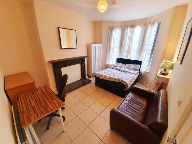 Room 1, 31 Sandhurst Drive, Stranmillis, Belfast, BT9 5AY