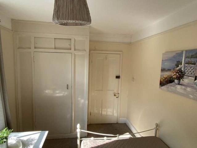 Room 1: 40A Farnham Road, Onslow, Guildford GU2 4JN