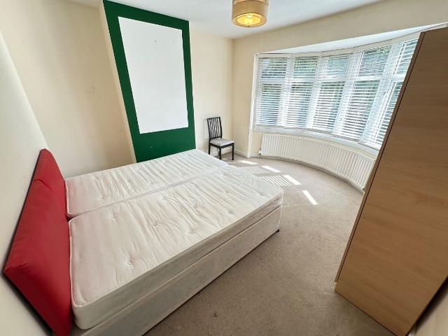 Room 1, 56 Richmond Hill, Luton, Bedfordshire LU2, Room to rent, £600 pcm | PrimeLocation