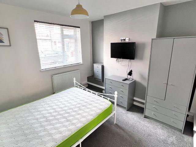 Room 1, 6 Gibbeson Street, Lincoln, Lincolnshire LN5, Room to rent, £433 pcm | PrimeLocation