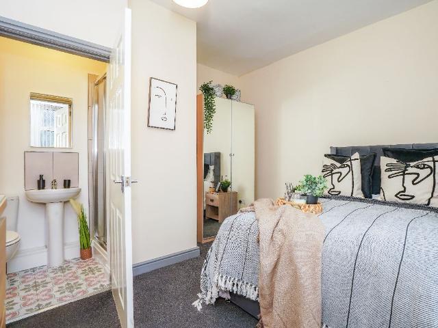 Room 1, Broad Lane WF9, Room to rent, £575 pcm | PrimeLocation