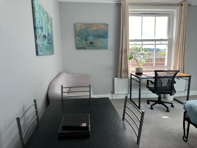 Room 1: Flat 4, 30 Stoke Road, Guildford, GU1 4HR
