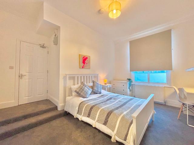 Room 1, Hawes Court MK40, Room to rent, £675 pcm | PrimeLocation