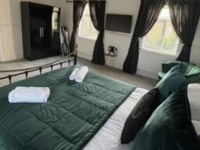 Room 1 Manor Park Country House in Swansea
