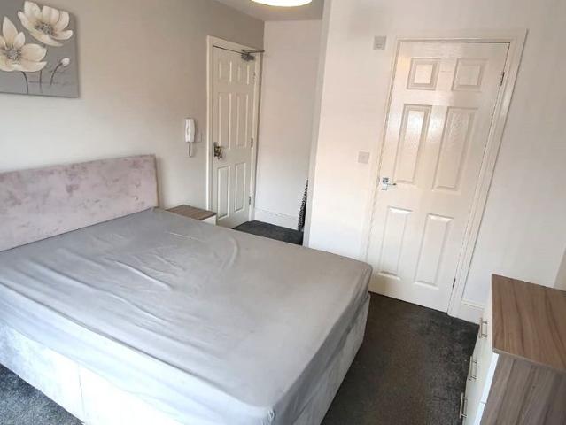 Room 1, Mansfield Road, Doncaster DN4, 5 bed terraced house to rent, £412 pcm | PrimeLocation