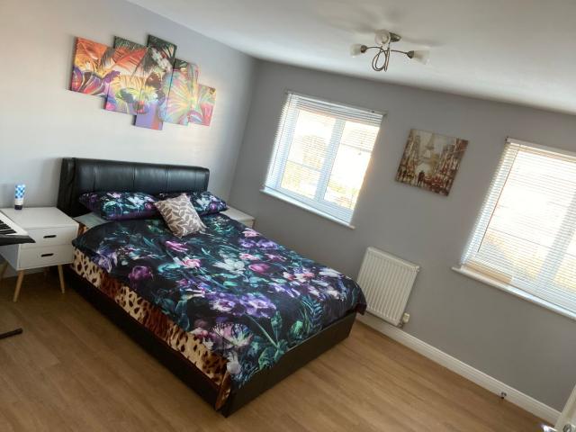 Room 1, Sparrowhawk Way, Bracknell RG12, 1 bed terraced house to rent, £800 pcm | PrimeLocation