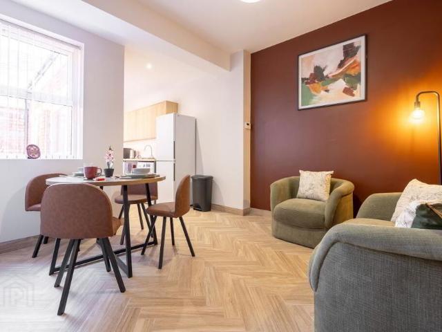 Room 1, Woodcot Avenue, Belfast, BT5 5JA