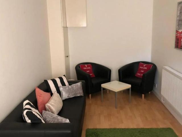 Room 1 Woodside Avenue, London, N12