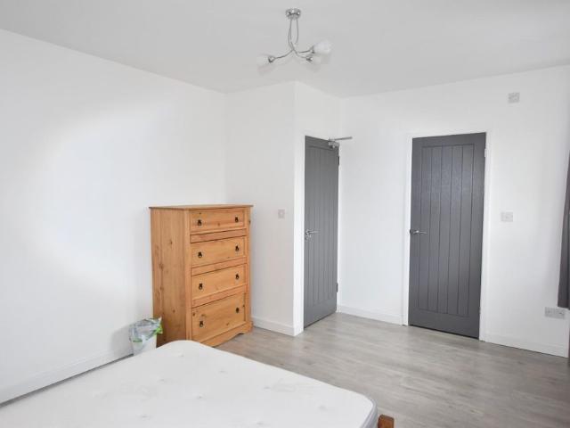 Room 2 1 Riverside Studios Riverside Close Whitley, Coventry, CV3 4AT BILLS INCLUDED ENSUITE HOUSE SHARE