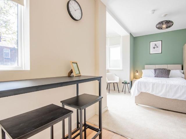 Room 2 41 Middleton Street, Beeston, Nottingham NG9, 1 bed flat to rent, £850 pcm | PrimeLocation