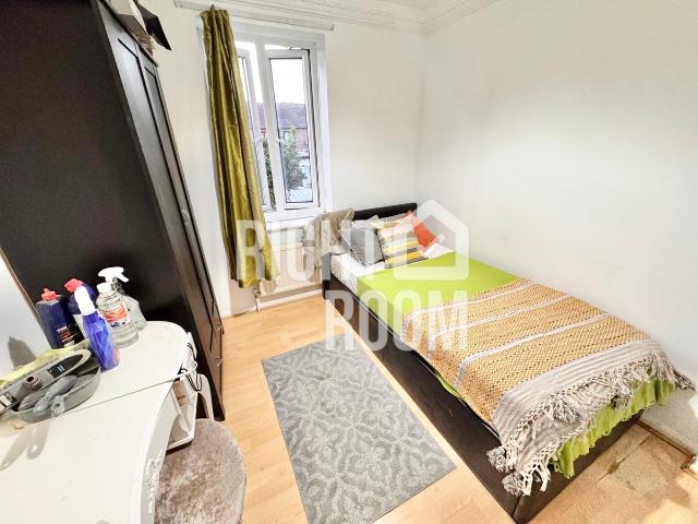 Room 2, Garnet Walk, Beckton, London E6, Room to rent, £725 pcm | PrimeLocation