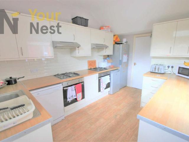Room 2, Estcourt Terrace, Headingley, LS6 3EX