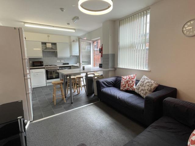 Room 2 for rent in 16 Bouverie Street, Chester