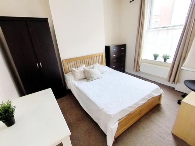 Room 2 for rent in 19 Vernon Road, Chester