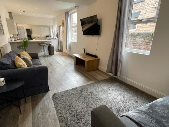 Room 2 for rent in 23 Chichester Street, Chester